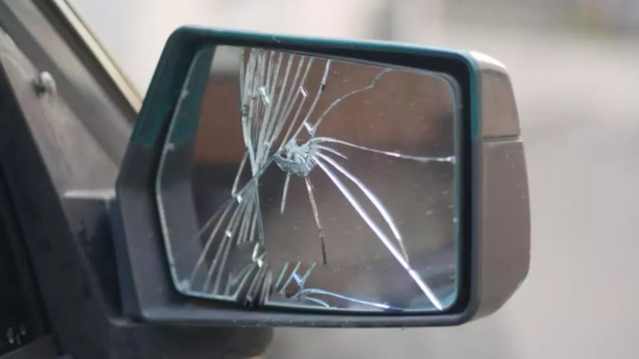 Como trocar o espelho do retrovisor do carro: guia prático - O Baratão ...